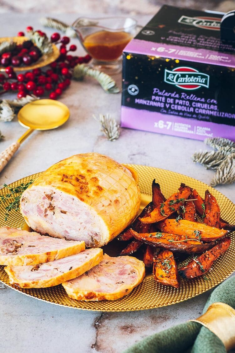 Pularda rellena con paté de pato, ciruelas, manzana y cebolla ...